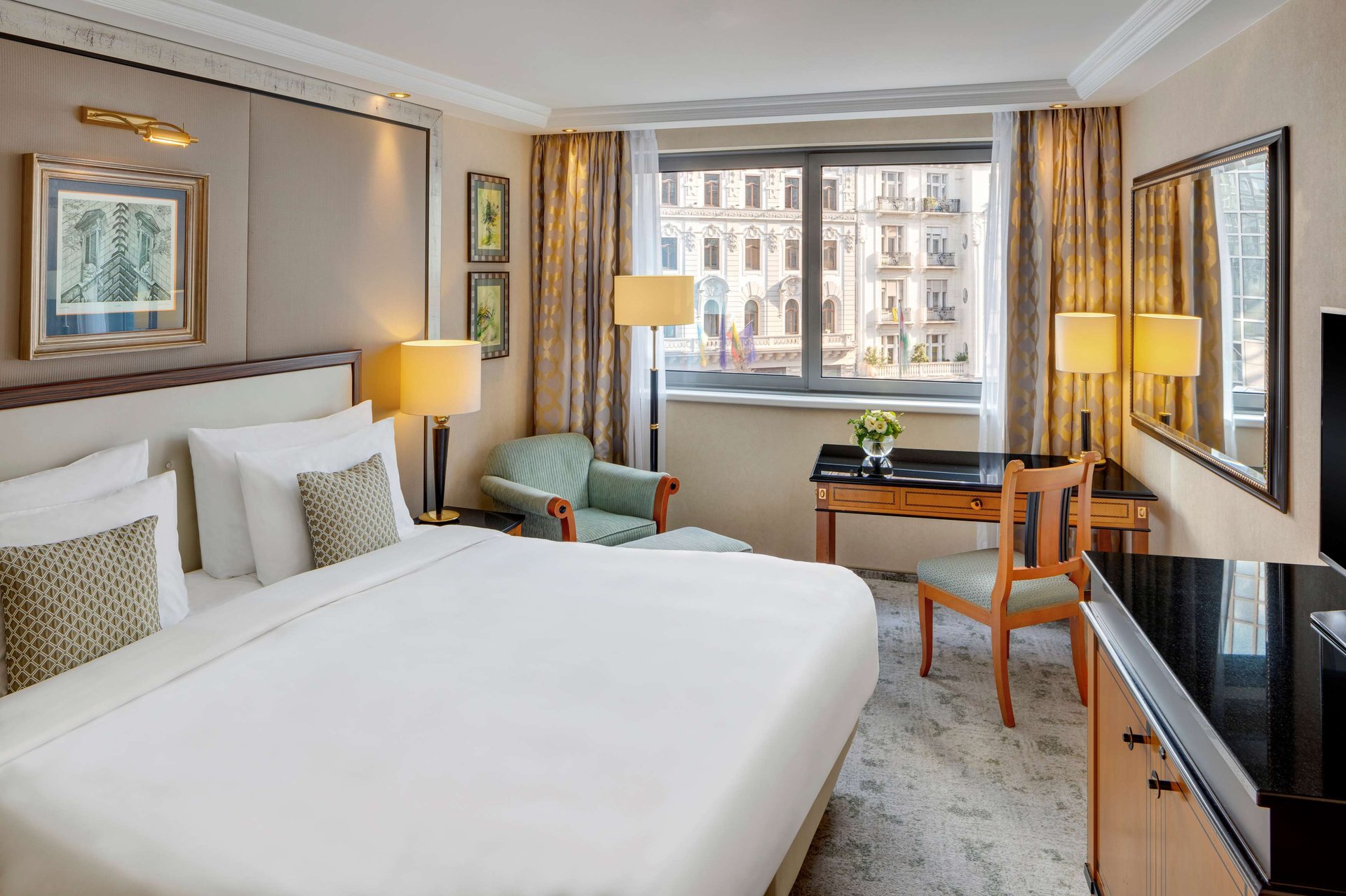 Fantastic Deluxe Room in Budapest city center |Kempinski Hotel